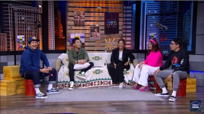 Desta Teriaki Vincent Rompies yang Sibuk Main Lato-Lato saat Ngobrol ...