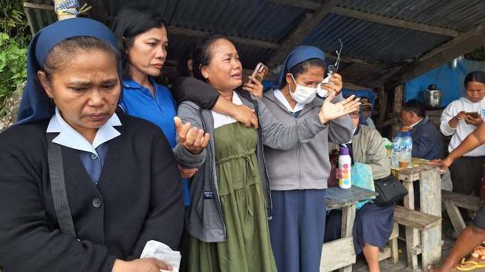 Tangis Ibu dan Suster Lihat Proses Pencarian Christopher Calon Pastor ...