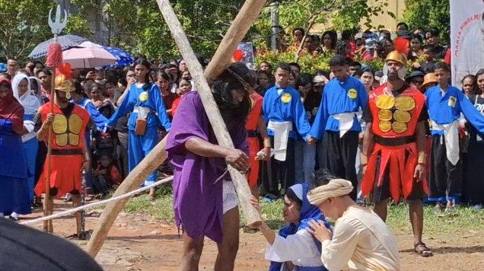 Tangis Umat Katolik Batam Pecah saat Visualisasi Jalan Salib di Gereja ...