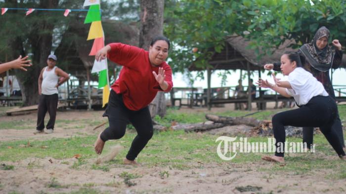 Warisan Budaya Hidup di Pantai Sergang Lingga, Permainan Belon ...