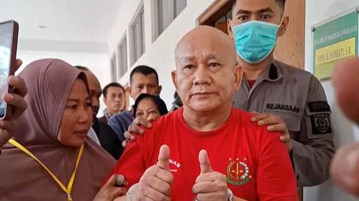 Yusril Koto Kembali Peragakan Gestur Jempol di PN Batam, Kali Ini Lebih ...