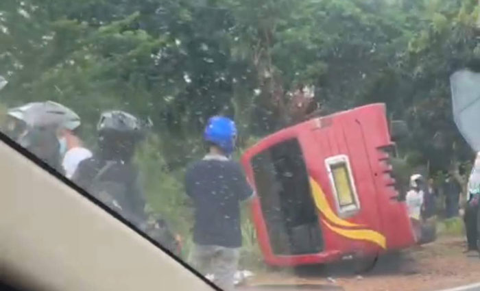 BREAKING NEWS - Sebuah Minibus Bimbar Terbalik di Batam Center ...