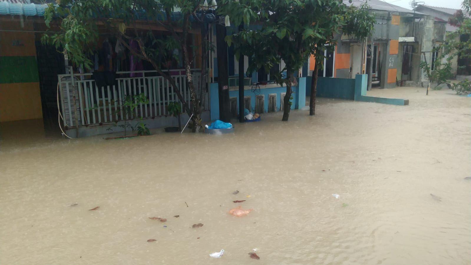 Banjir di Batam Rendam Perumahan Benih Raya, Anak-Anak Diungsikan ke ...