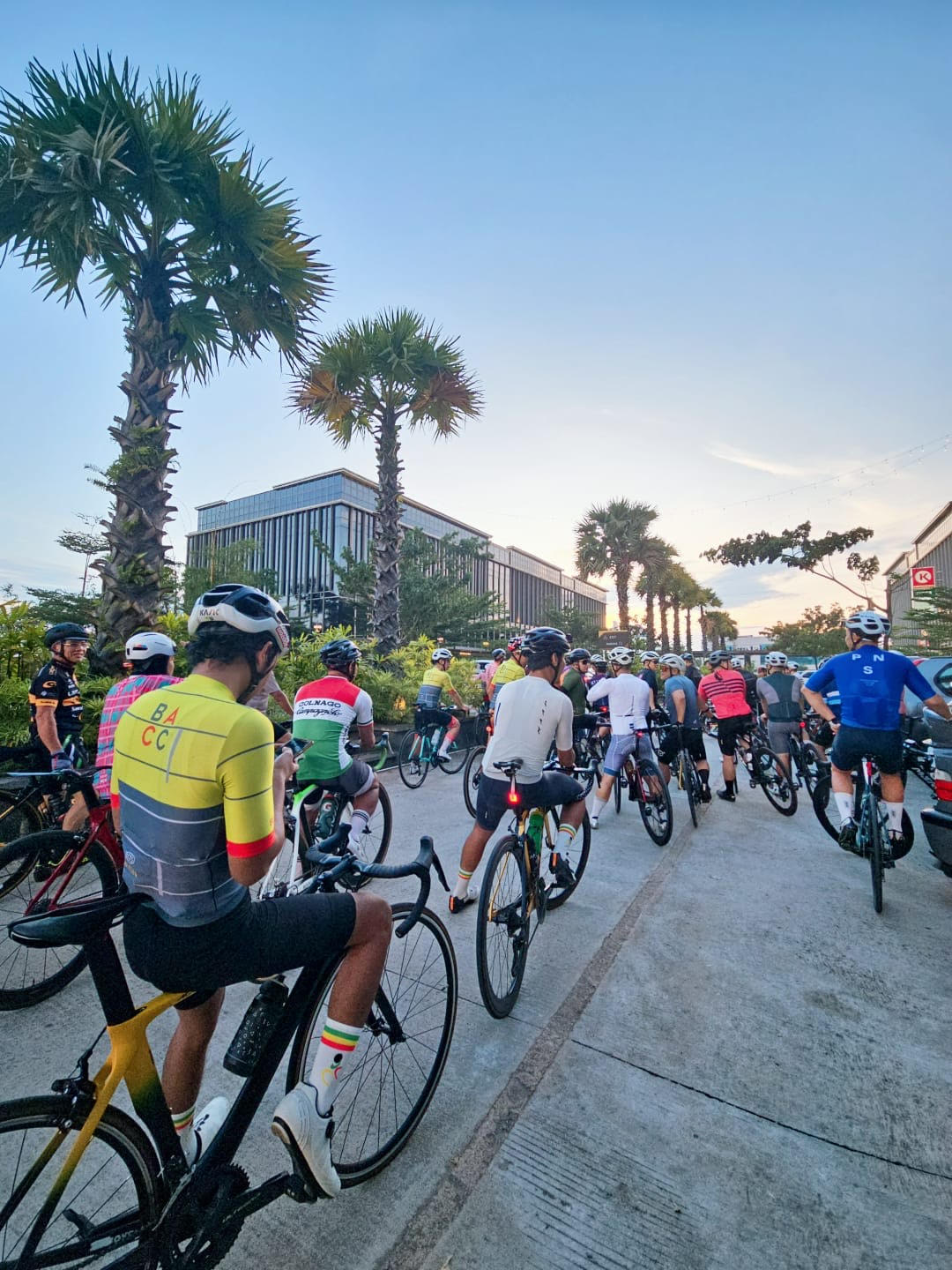 Jajal Jalan Raya Batam, Puluhan Pesepeda Event Danus BA Criterium 2023 ...