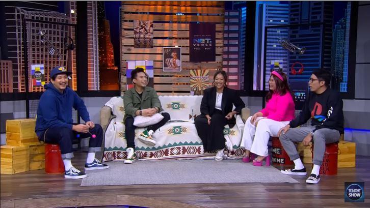 Desta Teriaki Vincent Rompies yang Sibuk Main Lato-Lato saat Ngobrol ...