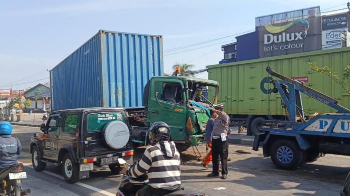 Kecelakaan Maut Truk Kontainer Oleng Tabrak Mobil di Cirebon, 1 Tewas ...