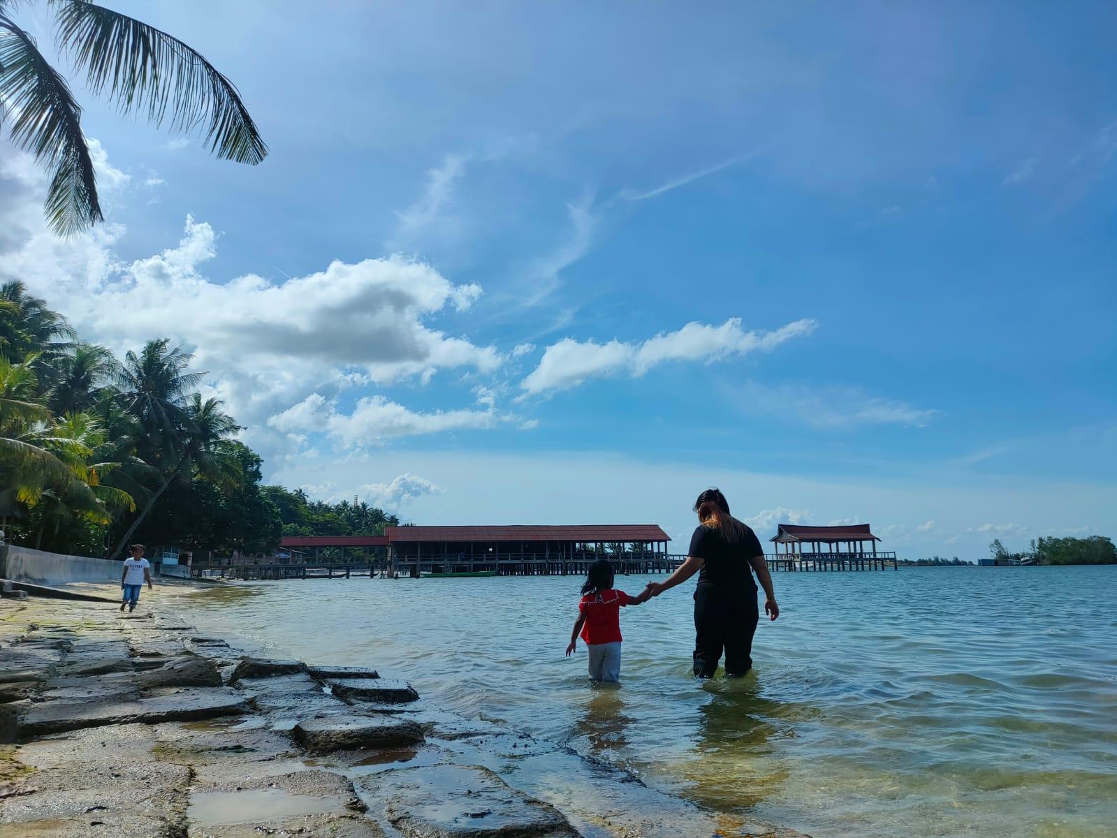 Pesona Pantai Payung Nongsa Batam, Destinasi Wisata Sambil Jaga ...