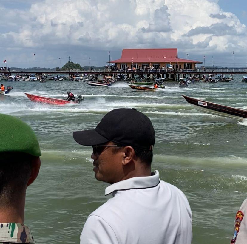 Semarak HUT RI di Batam, Warga Antusias Lihat Balapan Speed Boat di ...