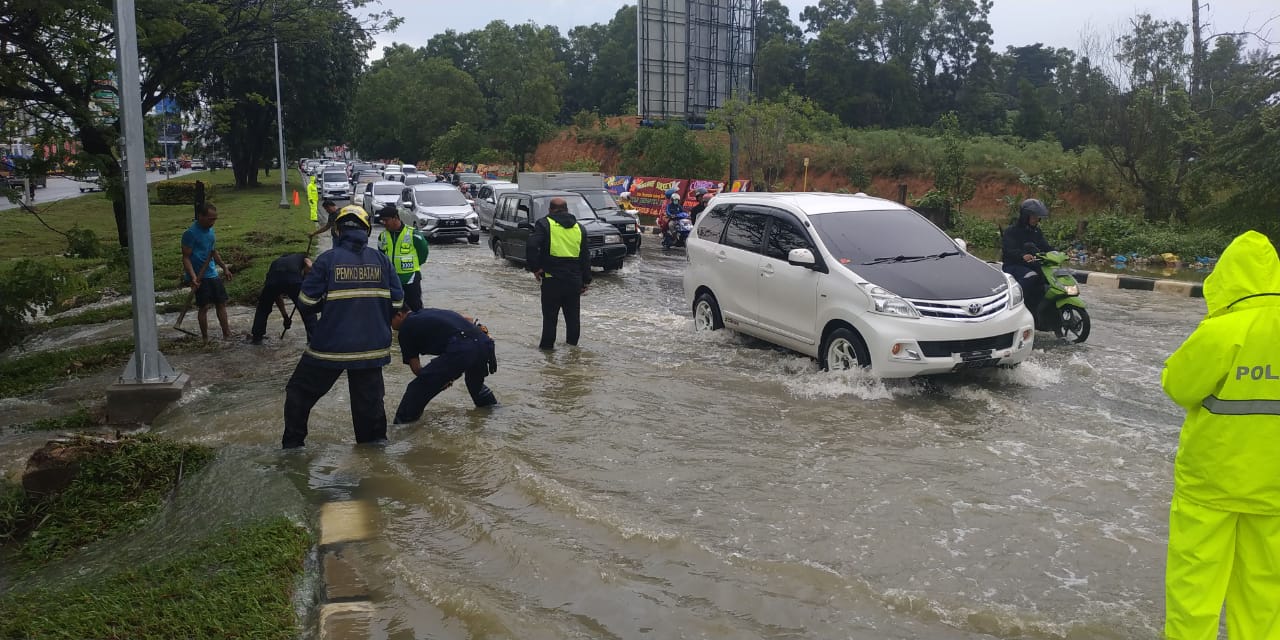 Hujan Deras Guyur Kota Batam, Jalan di Bawah Fly Over Laluan Madani ...