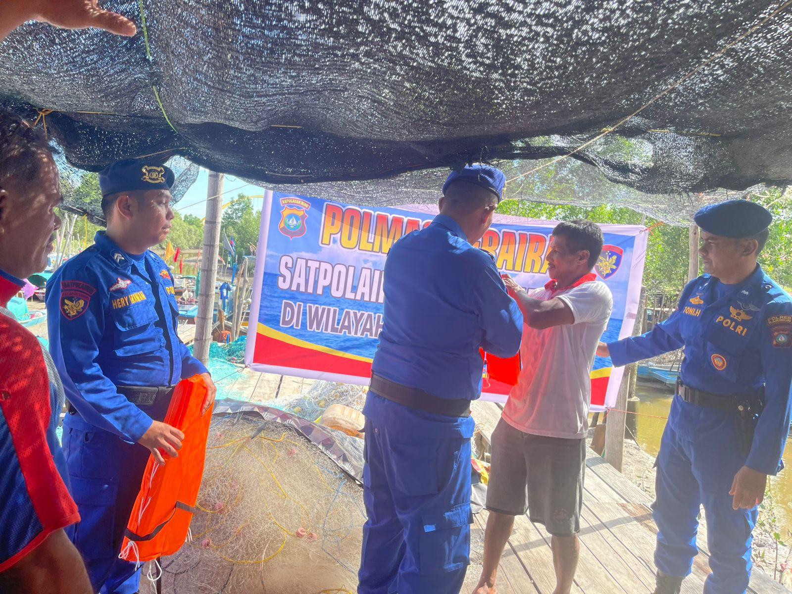 Waspada Cuaca Ekstrem, Satpolair Polres Karimun Bagikan Life Jacket ke Nelayan - Tribunbatam.id
