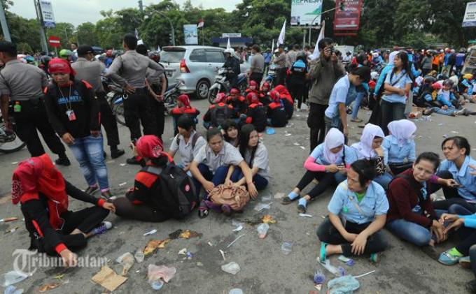 Buruh Kota Batam Saat Melakukan Pemblokiran Jalan Raya Simpang Kabil ...