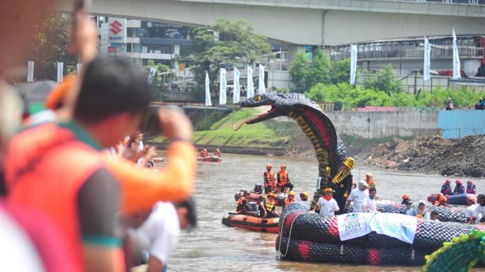 43 Perahu dari Botol Plastik Bekas Berlayar di Ciliwung, Ajak ...
