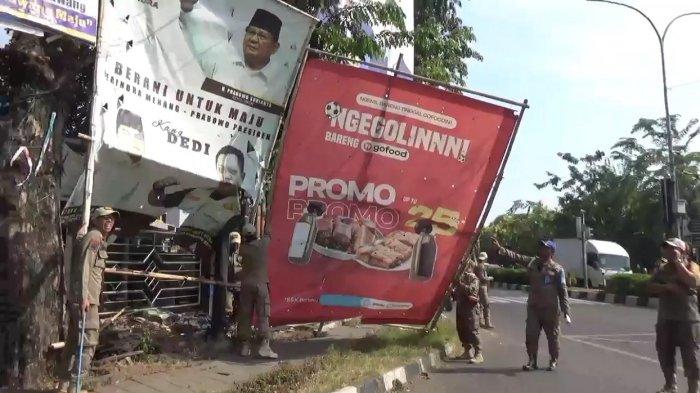 Satpol PP Karawang Tertibkan Spanduk dan Poster Bacaleg, Langgar K3 ...