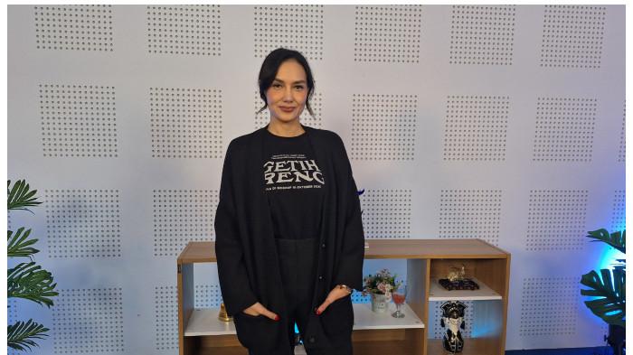 Sempat Terpeleset dan Siku Dijahit, Sara Wijayanto Tetap Syuting Film ...