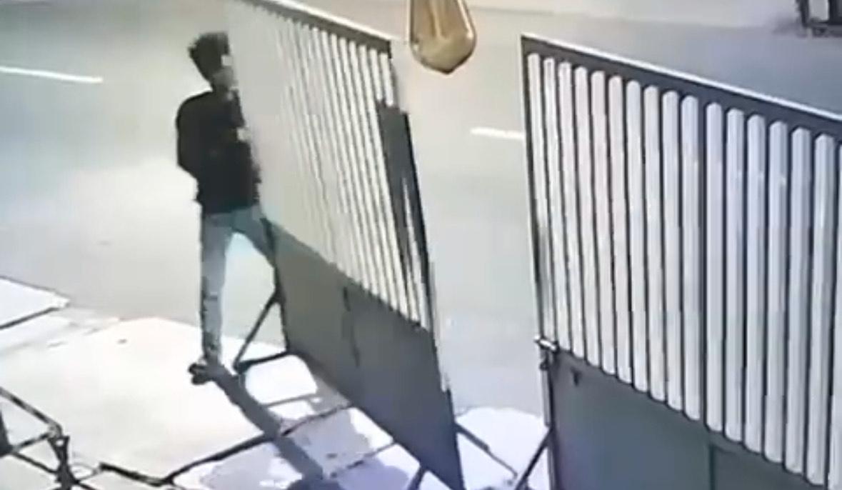 Maling di Bekasi Curi Pagar Ruko 2,5 Meter Diseret Pakai Motor Terekam ...