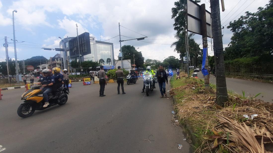 Urai Kemacetan di Puncak Bogor Polisi Berlakukan One Way Arah Jakarta Sejak Pukul 11.30 Hingga ...