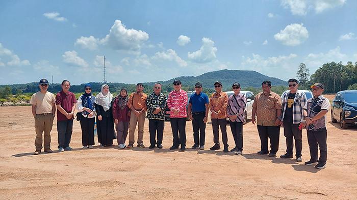 Bupati Belitung Timur Dampingi Staf Presiden Tinjau Lokasi SMA Unggul Garuda Jelang Kunjungan RI ...