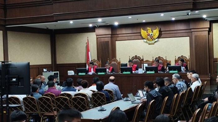 Kisah Adam Marcos Terima Uang di Kardus Mie Instan dan Antar Harvey ...