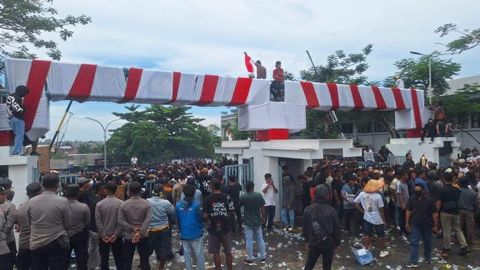 Aksi Demo di Kantor PT Timah di Pangkalpinang, Massa Robohkan Pagar ...