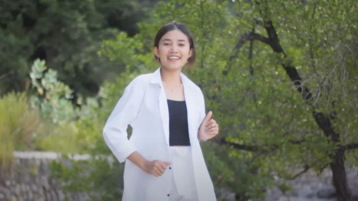 Makna dan Lirik Lagu Tunggu-Tunggu Olivia Helmin Sayang ko bilang ...