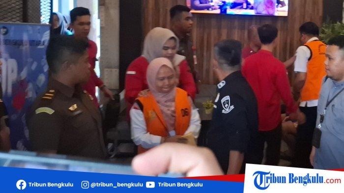 Foto-foto Eks Sekwan dan Bendahara Tersangka Kasus Korupsi SPPD Fiktif DPRD Bengkulu Utara ...