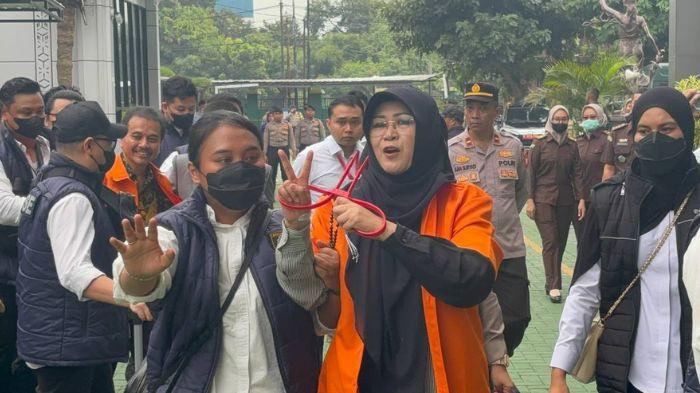 Penampakan Dokter Tifa Diborgol Plastik Saat Tiba di Kejari Jaksel ...