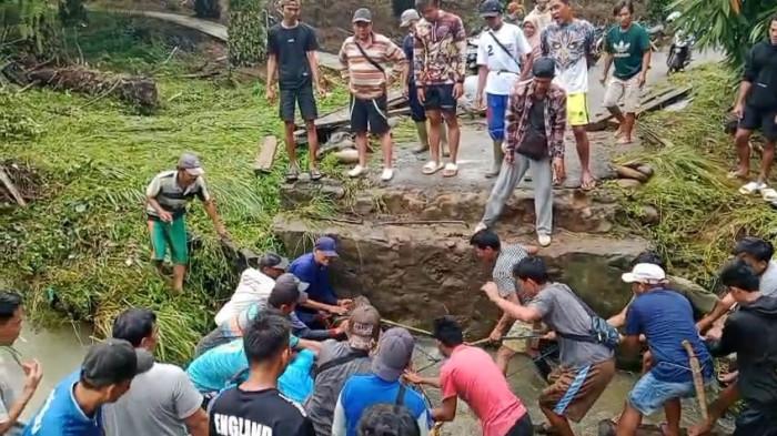 Jembatan Penghubung Dua Desa di Seluma Bengkulu Hanyut Diterjang Banjir - Tribunbengkulu.com