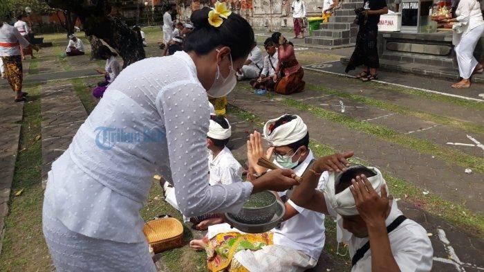 Mantra Panca Sembah : Bacaan, Makna dan Tata Cara yang Benar dalam ...