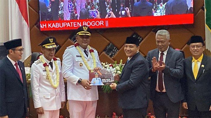 Resmi Jadi Bupati dan Wakil Bupati Bogor, Rudy Susmanto dan Jaro Ade ...