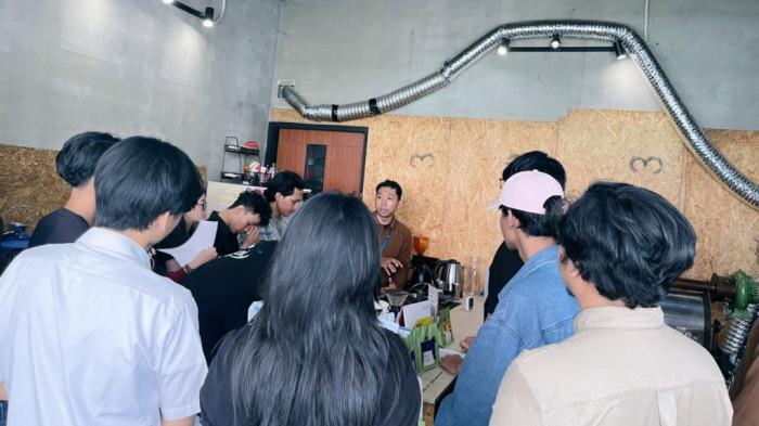 Bantu UMKM Kuliner, Tim Dosen UNJ Edukasi Staf Pana Roastery Kemang ...