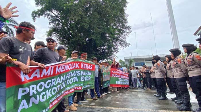 Demo Angkot Tua di Balai Kota Bogor Mulai Ricuh, Sopir Tutup Jalan ...