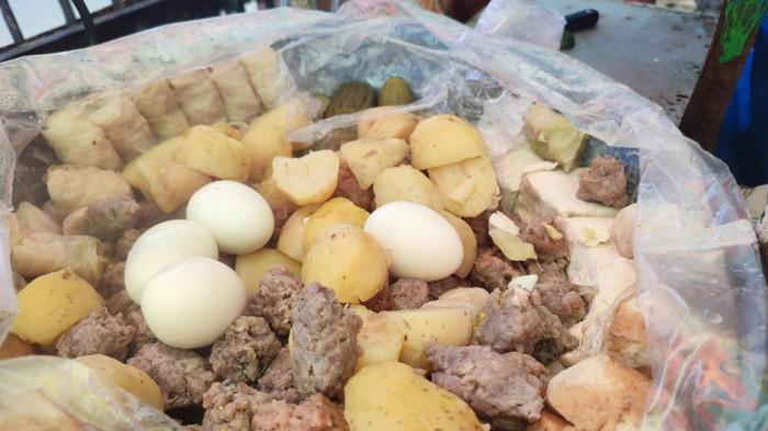 Tiga Dekade di Atas Sepeda Tua, Siomay Abah Toha Tetap Jadi Kuliner ...