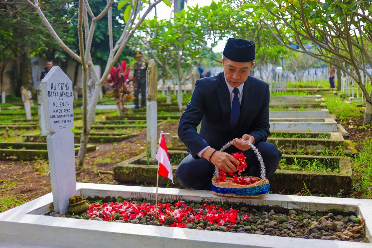 Ziarah di TMP Dreded Peringati HUT ke-80 TNI, Dedie Rachim Ajak Warga ...