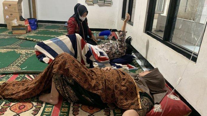 Puluhan Warga Keracunan Dinkes Cianjur Bawa Sample Makanan ke Labkesda ...