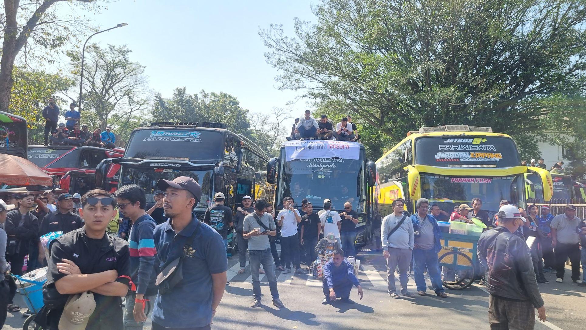 Sopir Bus Pariwisata Geruduk Gedung Sate, Desak Gubernur Dedi Mulyadi Cabut Larangan Studi Tour ...