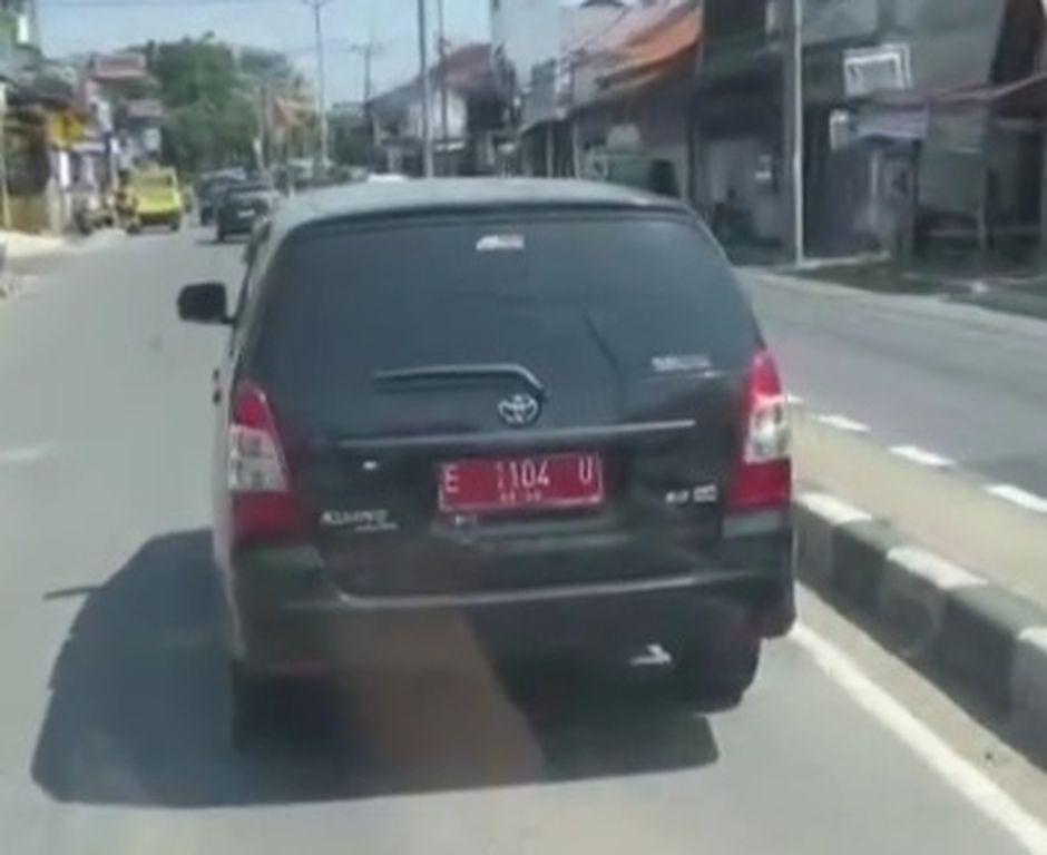 Viral Mobil Pelat Merah Halangi Laju Mobil Damkar di Jalan KH Abdul ...