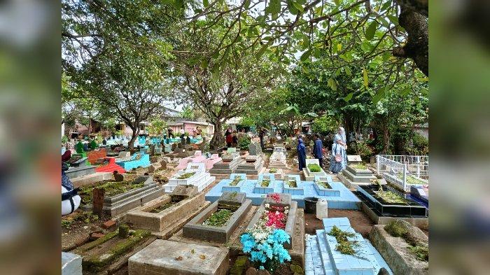 Ramai-Ramai Nyekar di Cirebon di Hari Raya, Bunga dan Doa Mengalir di ...