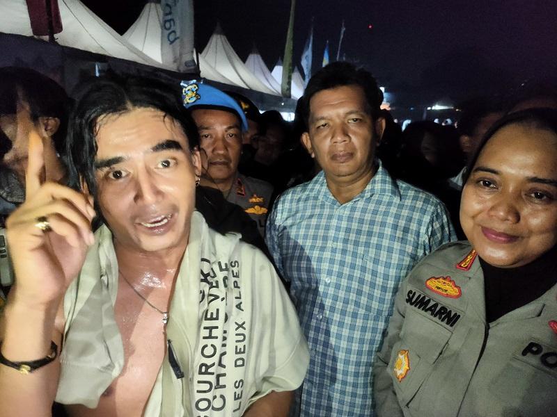 'Musik Itu Hidup, Bukan Gangguan!', Charlie Van Houten Protes Kebijakan ...