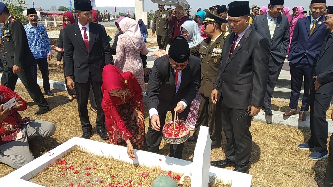 Hari Pahlawan 2025, Ini Naskah Doa Upacara Ziarah ke Taman Makam ...