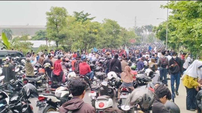 Massa Buruh Blokir Jalan di Kawasan Industri MM2100 Cikarang Barat Bekasi, Tuntut Kenaikan UMK ...