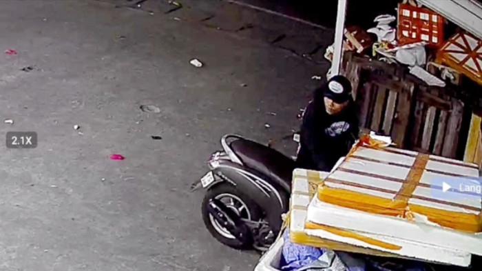 Maling Motor Tertangkap Kamera CCTV Saat Beraksi di Duren Sawit, Bawa Kabur Honda Scoopy ...