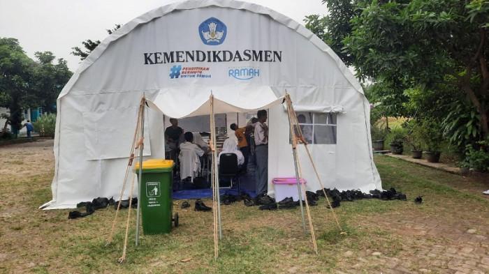 Sepekan Belajar Daring, Siswa-Siswi SMK Negeri 1 Cileungsi Kini Belajar di Tenda ...