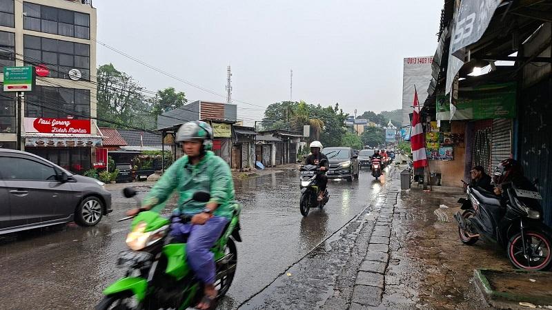 Depok Diguyur Hujan Pagi Ini, Lalu Lintas di Jalan Akses UI Ramai Lancar - Tribunnewsdepok.com