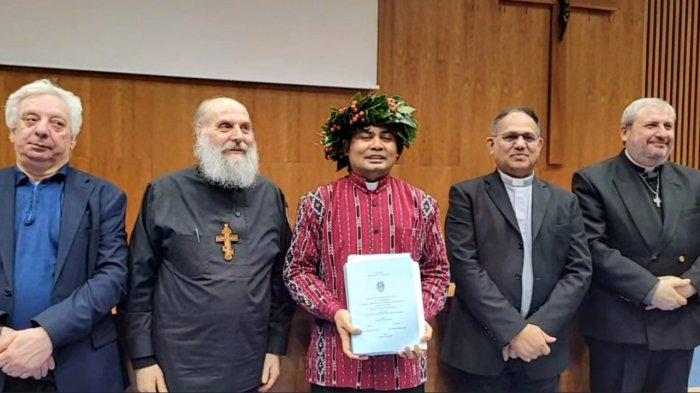 Disertasi Semana Santa dan Devosi Bunda Maria, Pater Fidel Raih Doktor ...