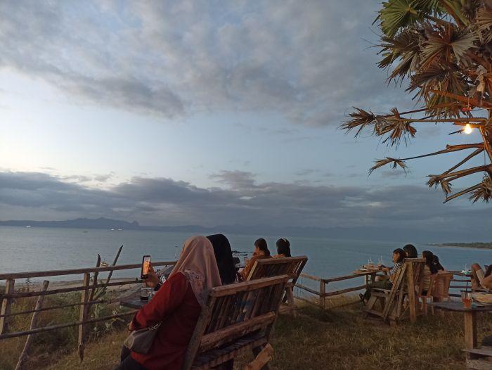 Cafe Tebing Eljio Lasiana, Spot Wisata Terbaru di Kupang NTT, Sunset ...