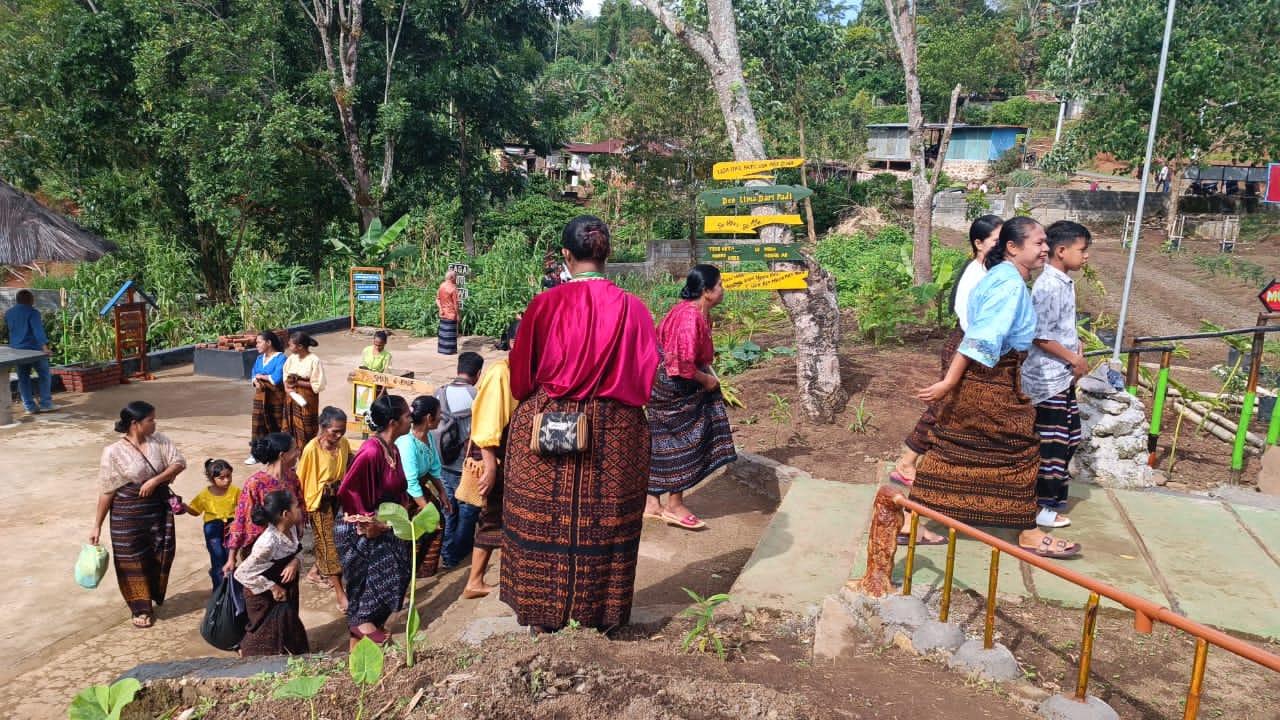 Ikut Misa Hari Bumi, Umat Paroki Detukeli Ende Kompak Kenakan Sarung ...
