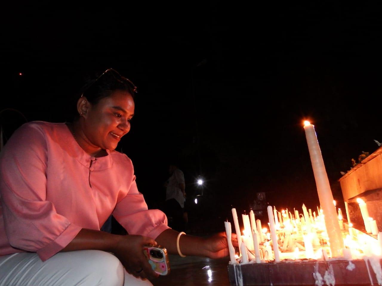 Umat Katolik di Sikka Gelar Doa Bersama Dan Nyalakan Lilin Untuk Paus ...