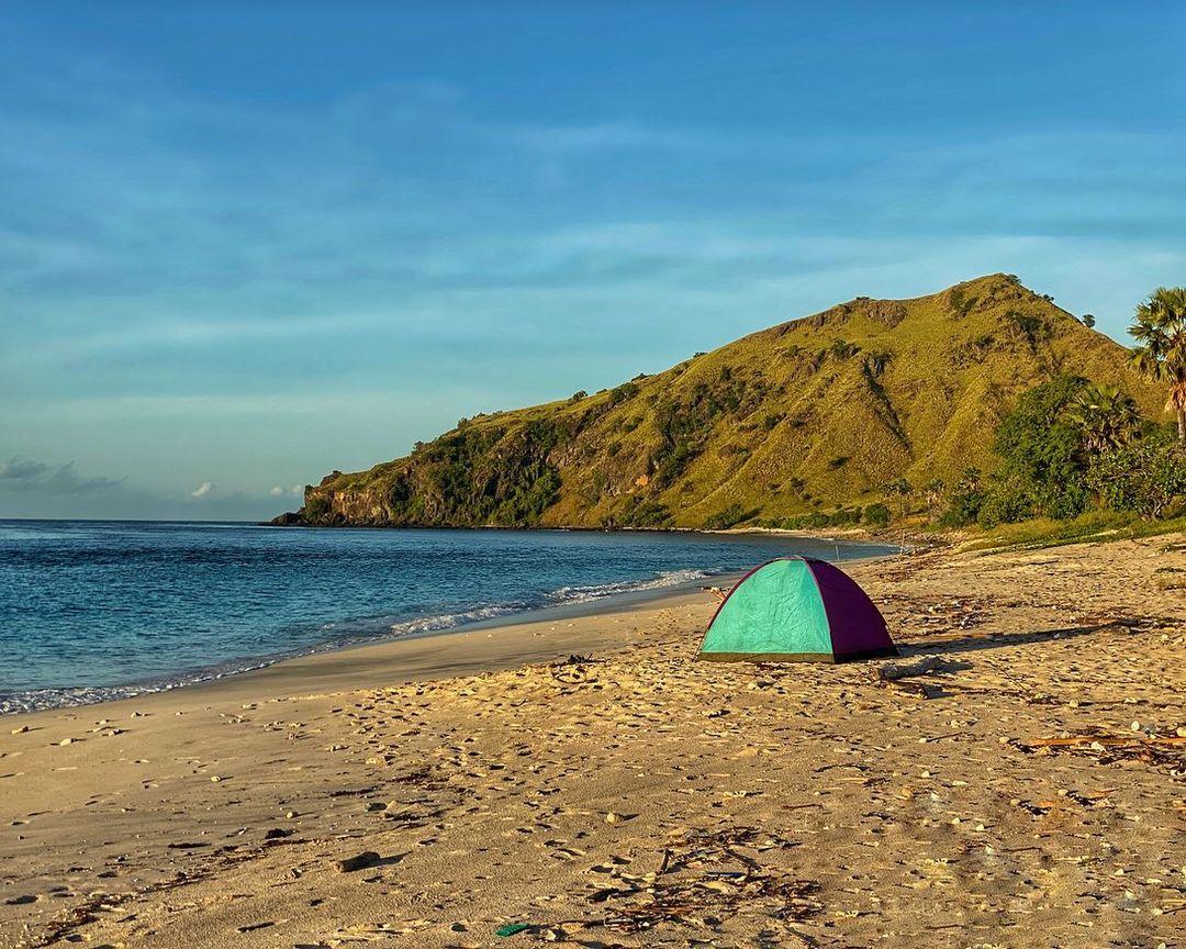 Pantai Wade di Lembata NTT, Suguhkan Pasir Putih, Gradasi Air Laut dan ...