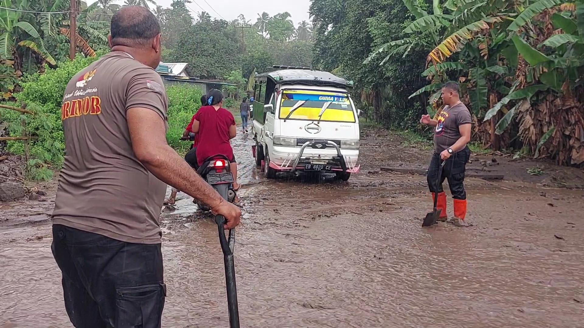 Polisi Kerja Keras Bersihkan Lumpur Gunung Lewotobi yang Tutup Jalan Trans Flores - Tribunflores.com