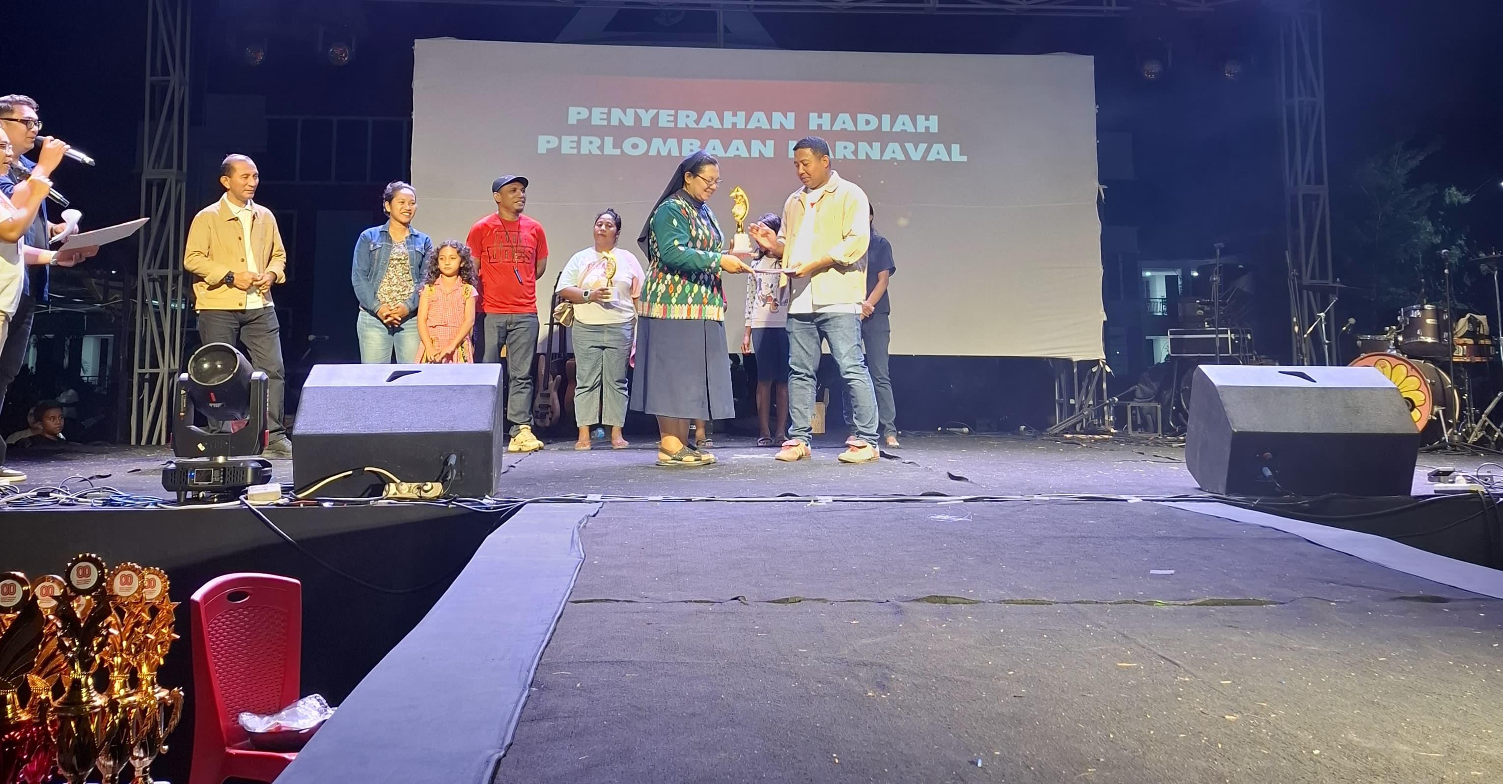 SDK Yos Sudarso Maumere Juara Satu Lomba Karnaval HUT ke-80 RI Tingkat ...